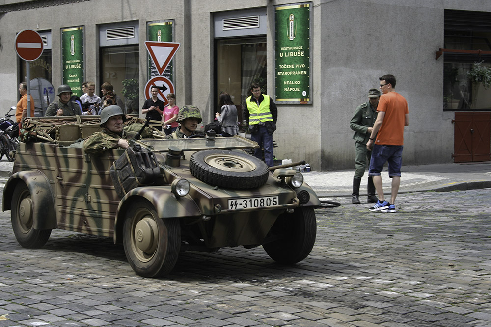 NOT a WW2 soldier with a mobile phone – Fake History Hunter