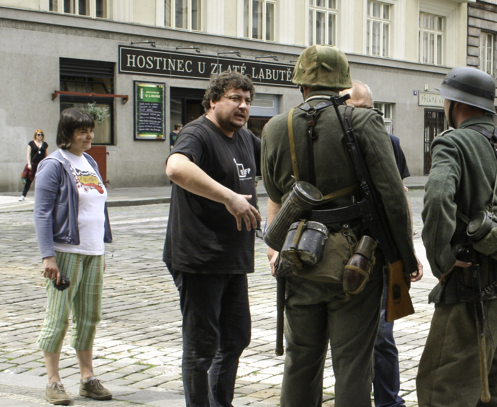 NOT a WW2 soldier with a mobile phone – Fake History Hunter